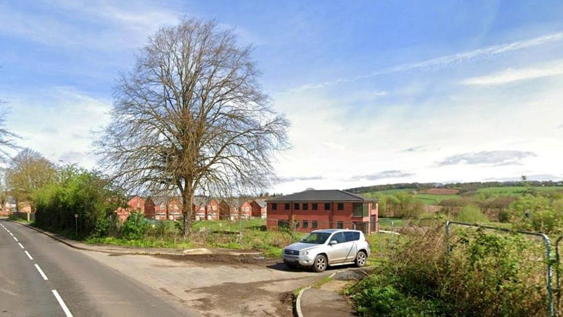 Crossing to link planned Burley Gate estate with primary school - BBC News
