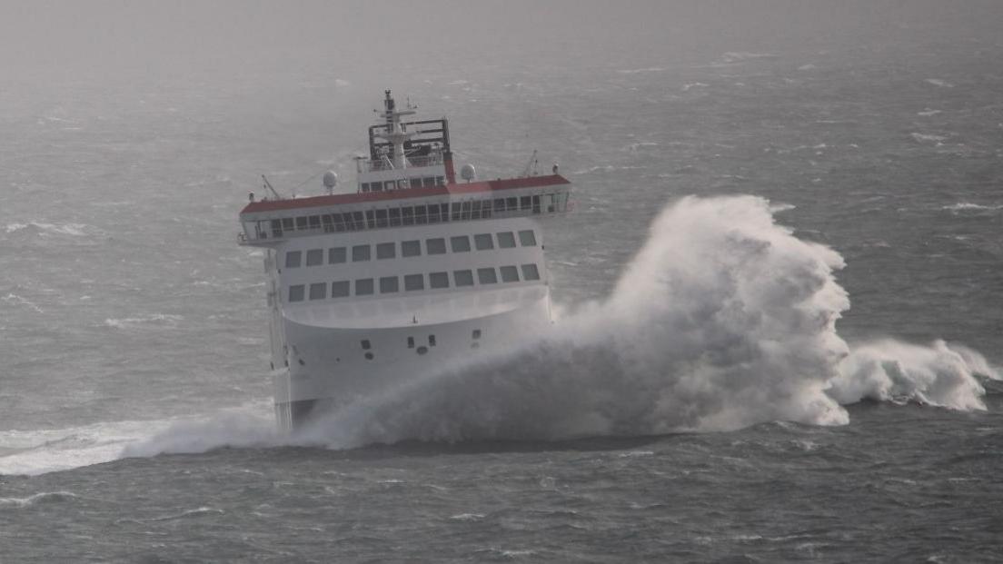 Storm Bram sees Isle of Man's coast battered by waves - BBC News