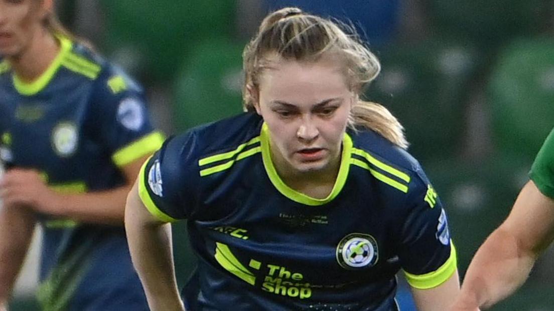 Kelly Crompton: Glentoran Women sign midfielder from Sligo Rovers - BBC ...