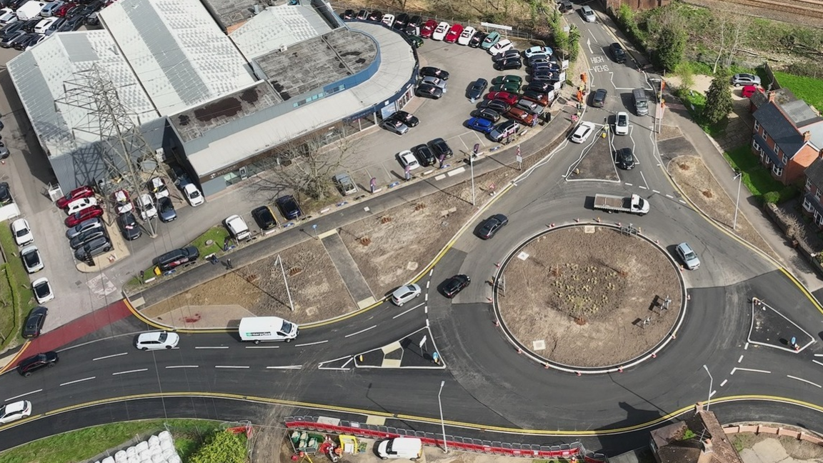 Roundabout project in Wokingham completed in time for Easter - BBC News