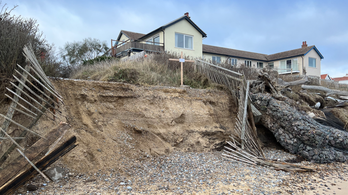 Third home on erosion-hit Thorpeness coastline to be demolished - BBC News