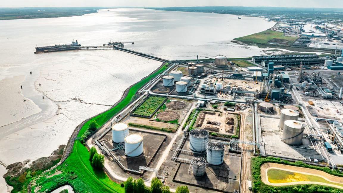 Immingham wind turbine will be nearly as tall as Humber Bridge - BBC News