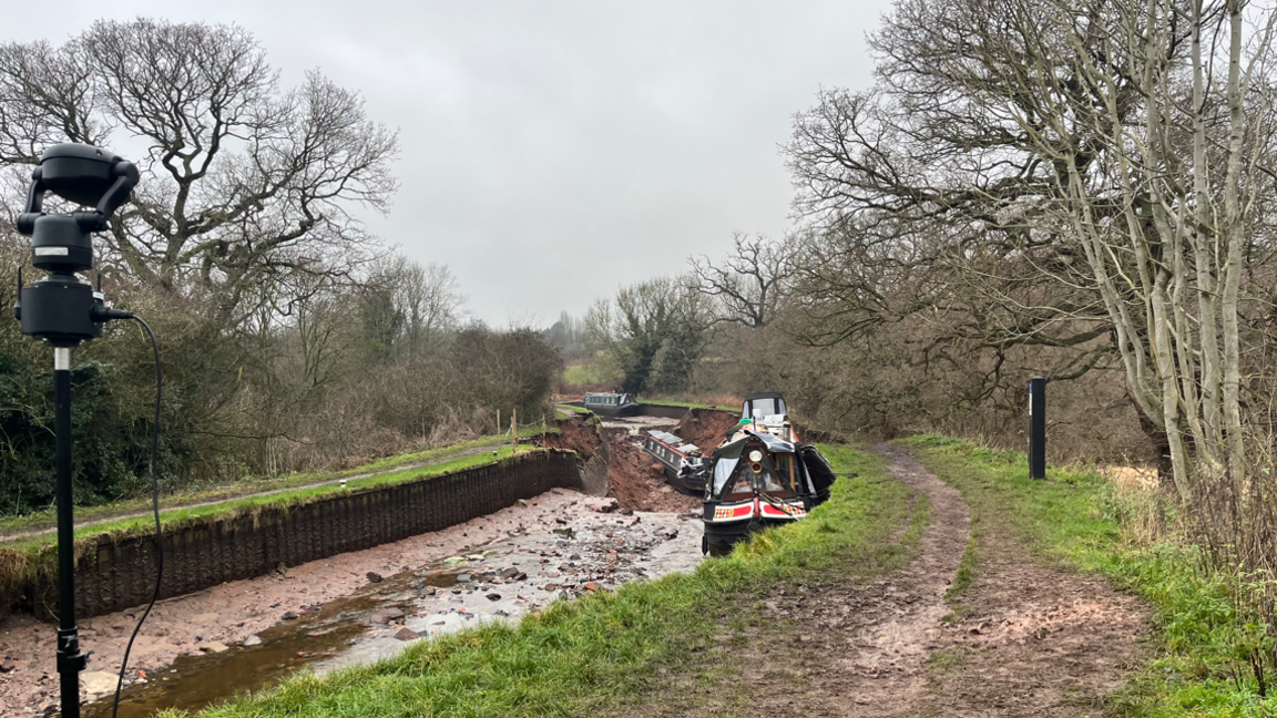 Major incident declared over giant hole at Shropshire canal - BBC News