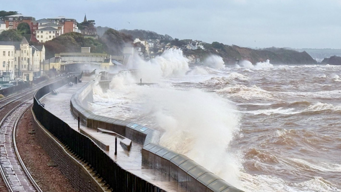 Flood warnings as Storm Ingrid hits Devon and Cornwall - BBC News