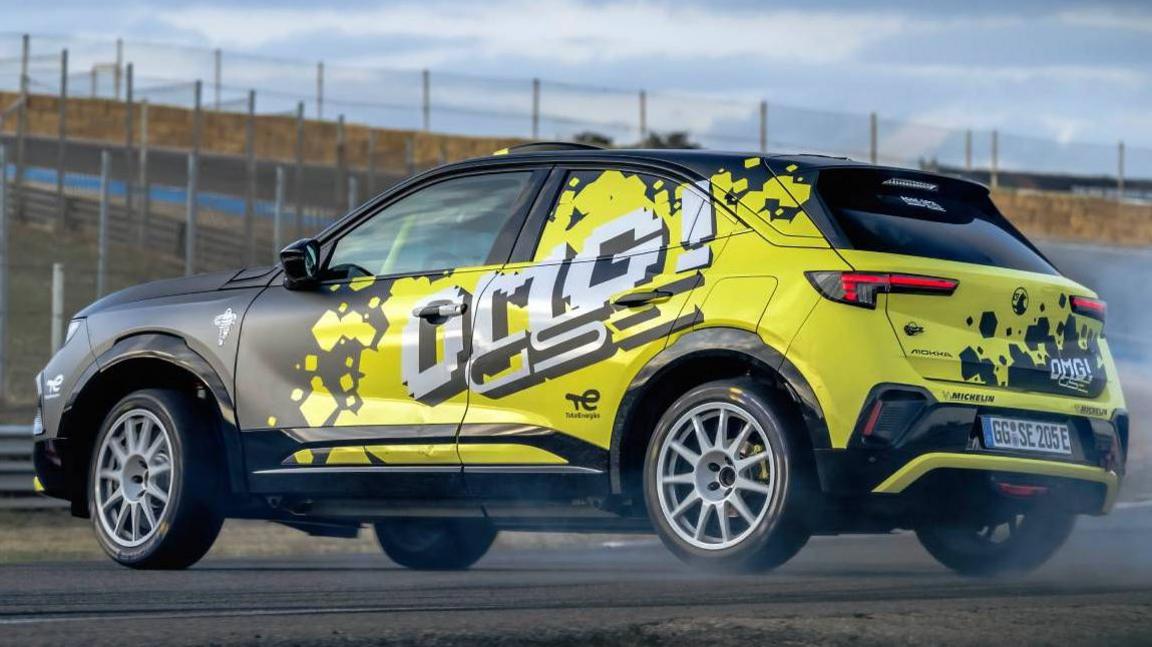 Cymry i gystadlu mewn pencampwriaeth ralïo ceir trydan arloesol - BBC ...