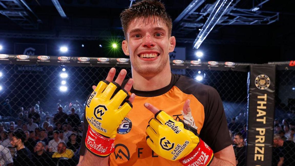 Ioan Harris: 'Problem solver' targets stoppage on Cage Warriors debut - BBC Sport