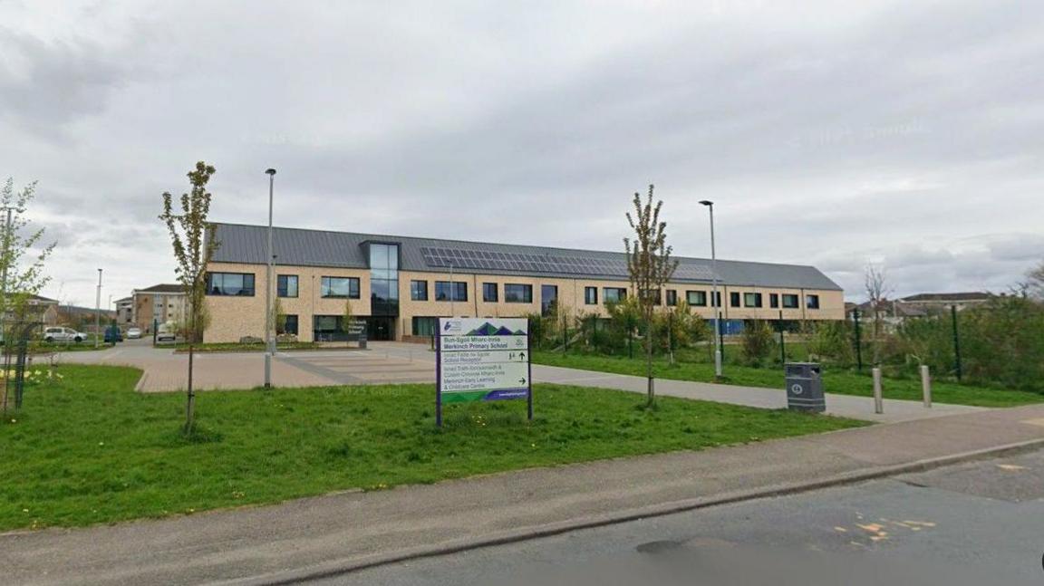 Inverness' Merkinch Primary School evacuated after pipe bursts - BBC News
