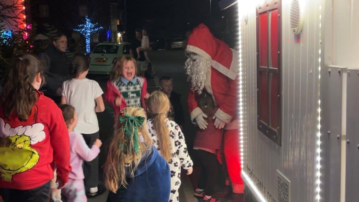 Apêl am ragor o wirfoddolwyr i fflôt Siôn Corn ardal Caernarfon - BBC ...