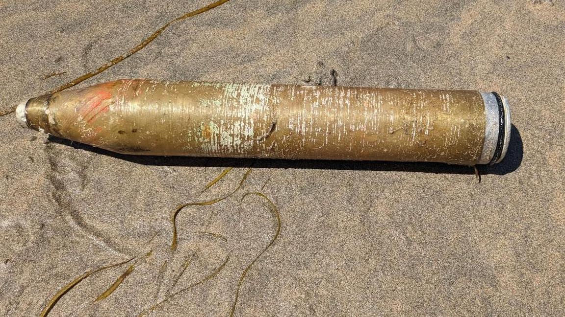 Suspected explosive device on Trevaunance Cove identified - BBC News