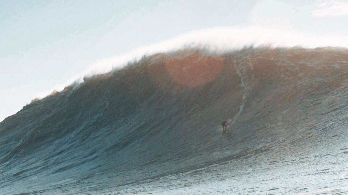 Monster wave brings record hope for Devon surfer Laura Crane - BBC News