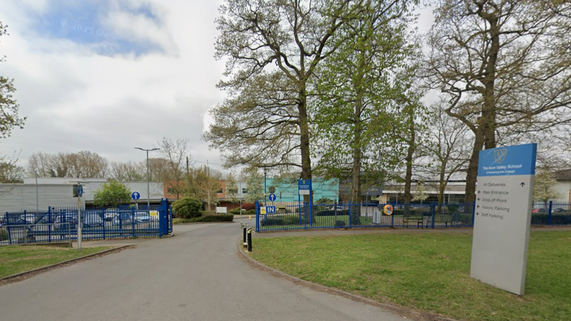 Panel to visit 'horrendous' school parking in Rugby - BBC News