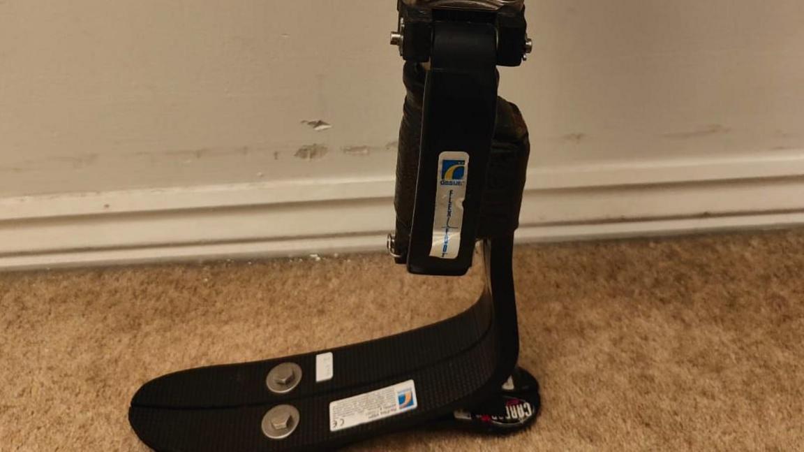 Amputee Alex Young builds running leg with parts found online - BBC News
