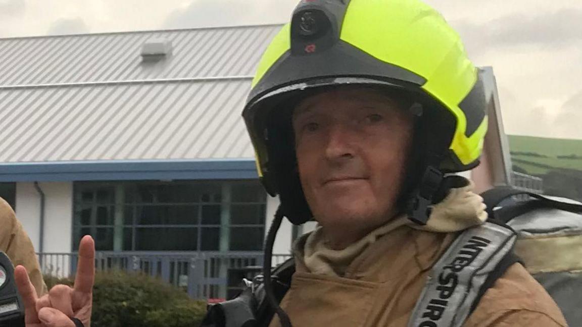 Tributes paid to 'well-loved' Manx firefighter David Quayle - BBC News