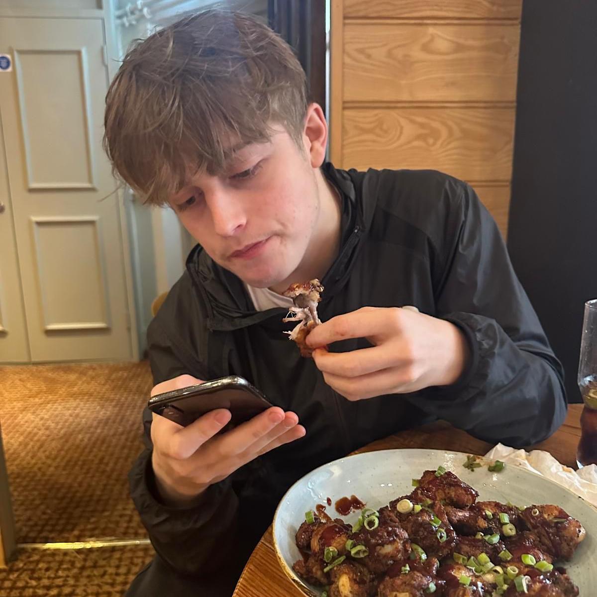 Family of Shropshire crash victim to spend Christmas at his cafe - BBC News