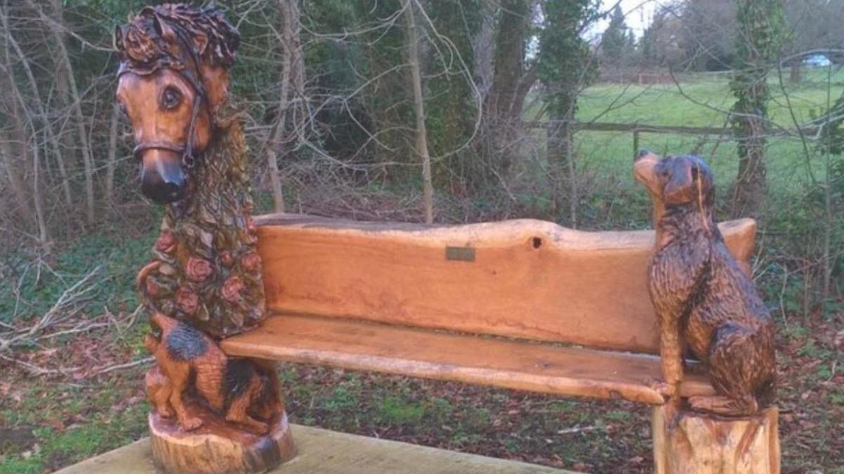 Marholm villagers' shock at theft of sculpted bench - BBC News