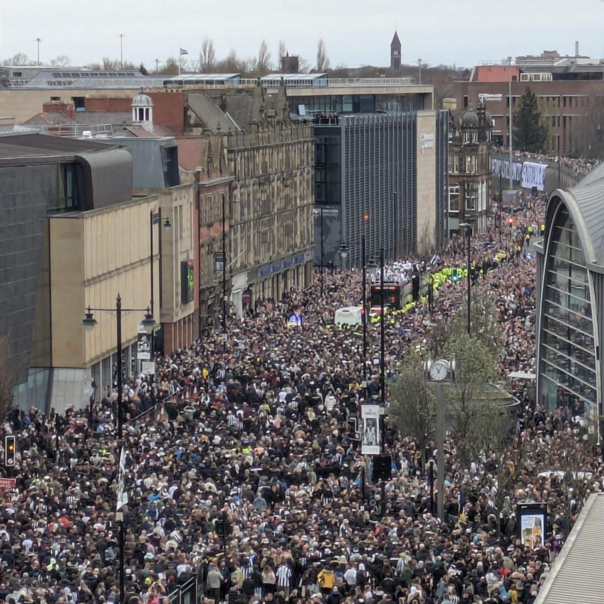 Newcastle news: Fan photos from trophy parade - BBC Sport