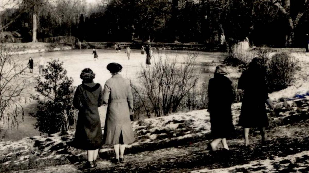 Rare photos of Bletchley Park in the snow during WW2 revealed - BBC News