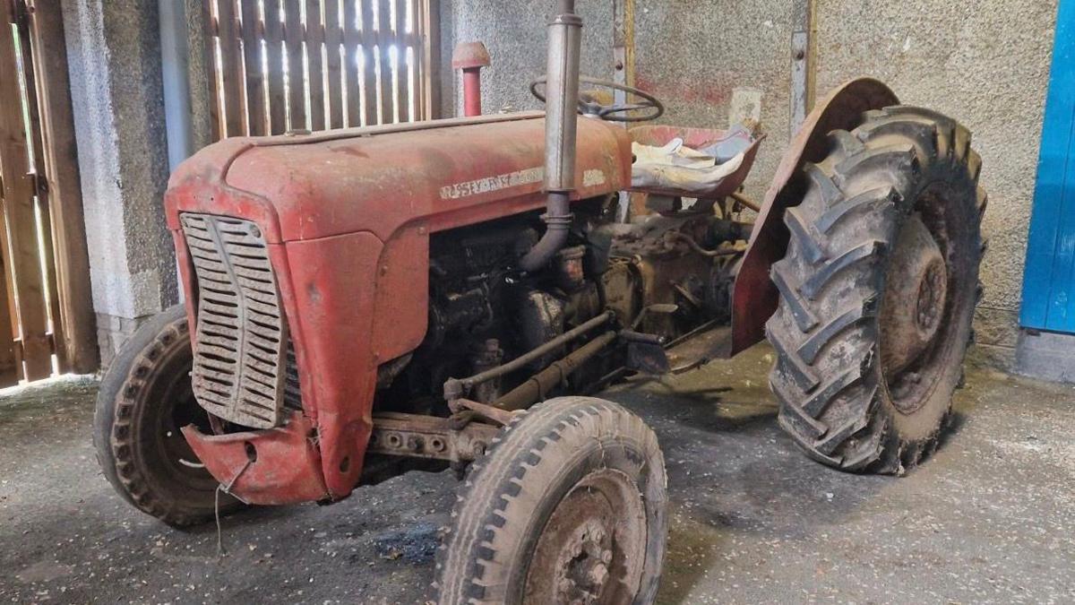 Selkirk students restore vintage tractor with traditional skills - BBC News