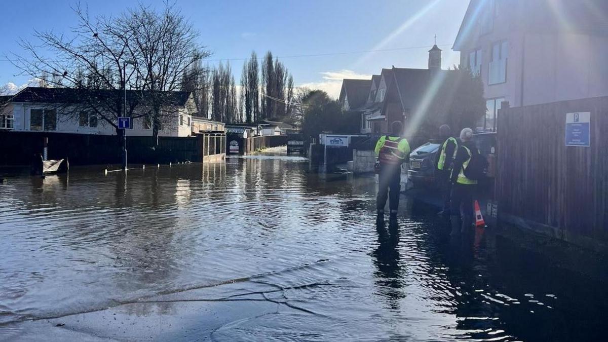 Iford Bridge Home Park residents told 'evacuate' as river rises - BBC News