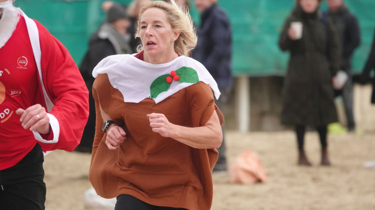 Hundreds of Santas in Weymouth charity beach pudding race - BBC News