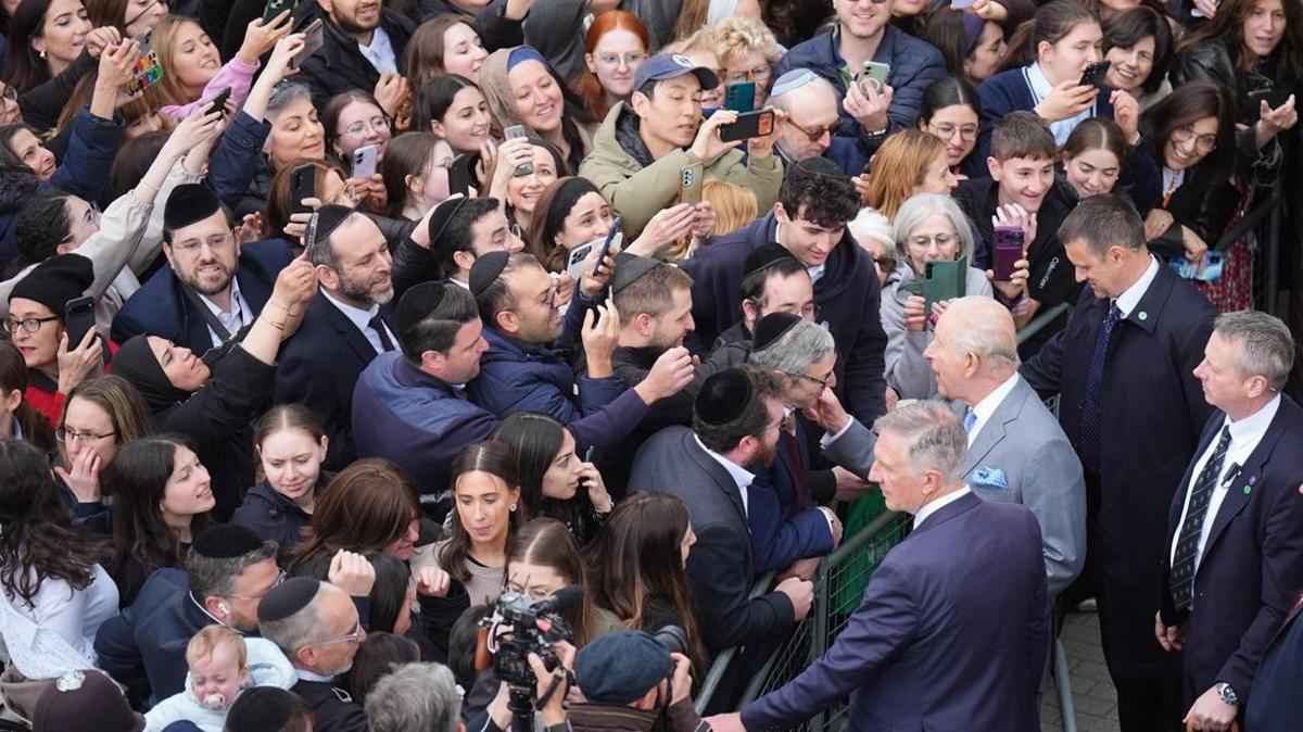 King Charles III visits victims of Golders Green stabbings - BBC News
