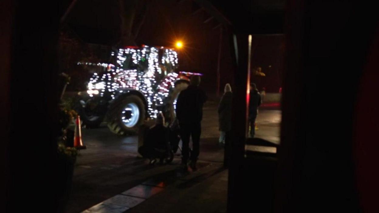 Christmas tractor convoy rolls through East Yorkshire villages - BBC News