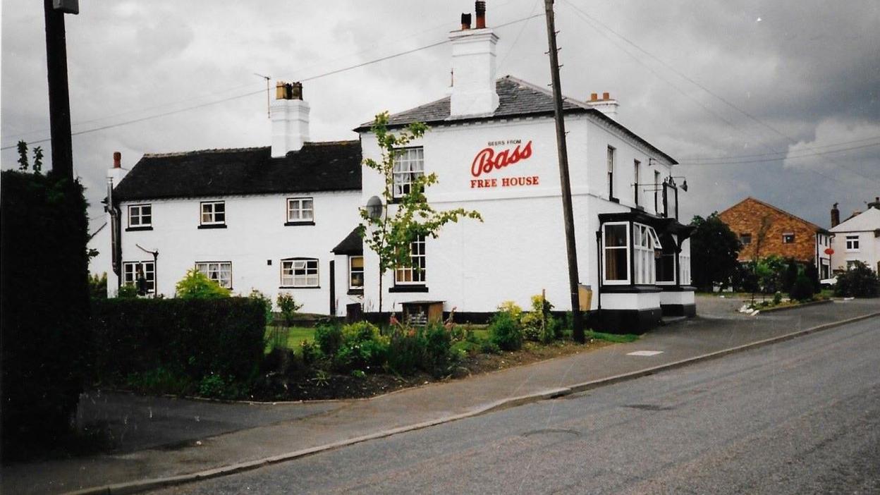 Villagers rally to reopen 'lovely' Norton Bridge pub - BBC News