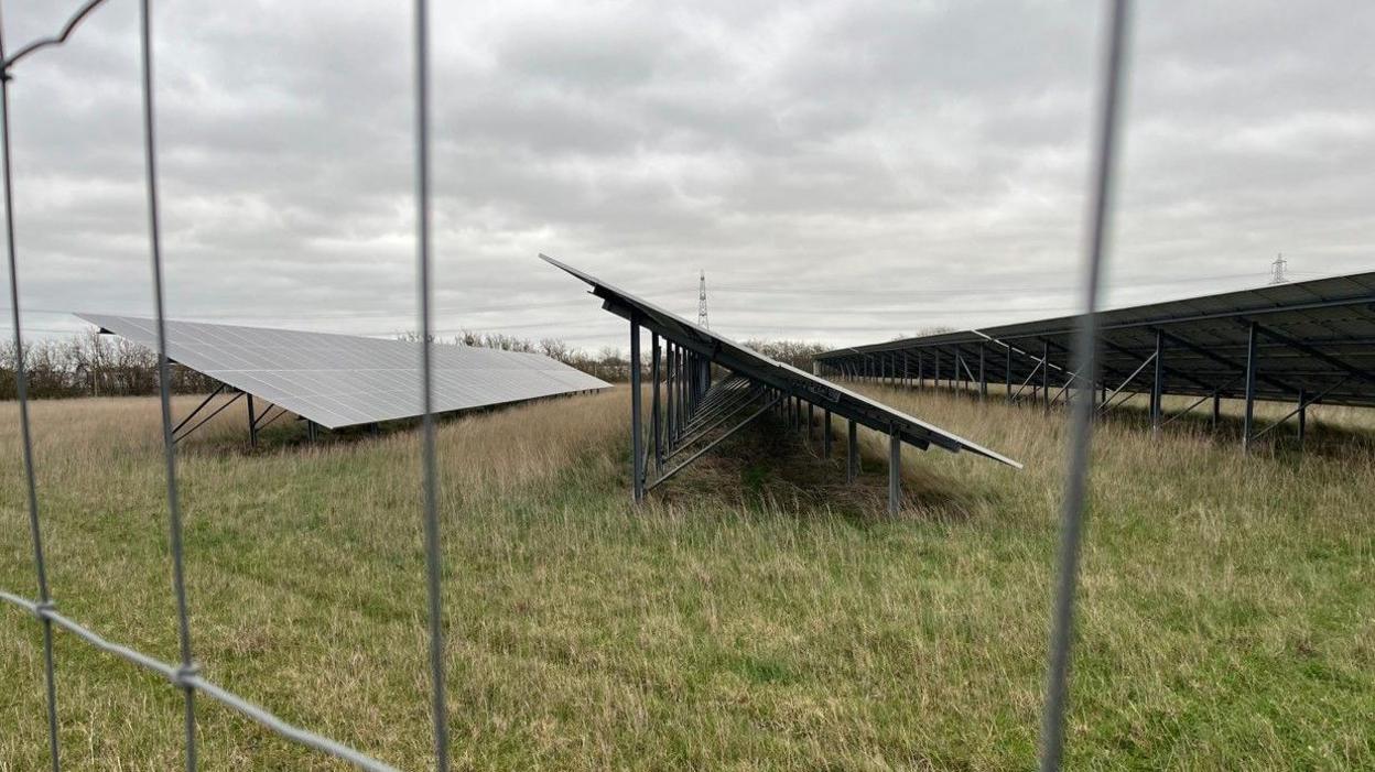 Plan for new Herefordshire solar farm clears early hurdle - BBC News