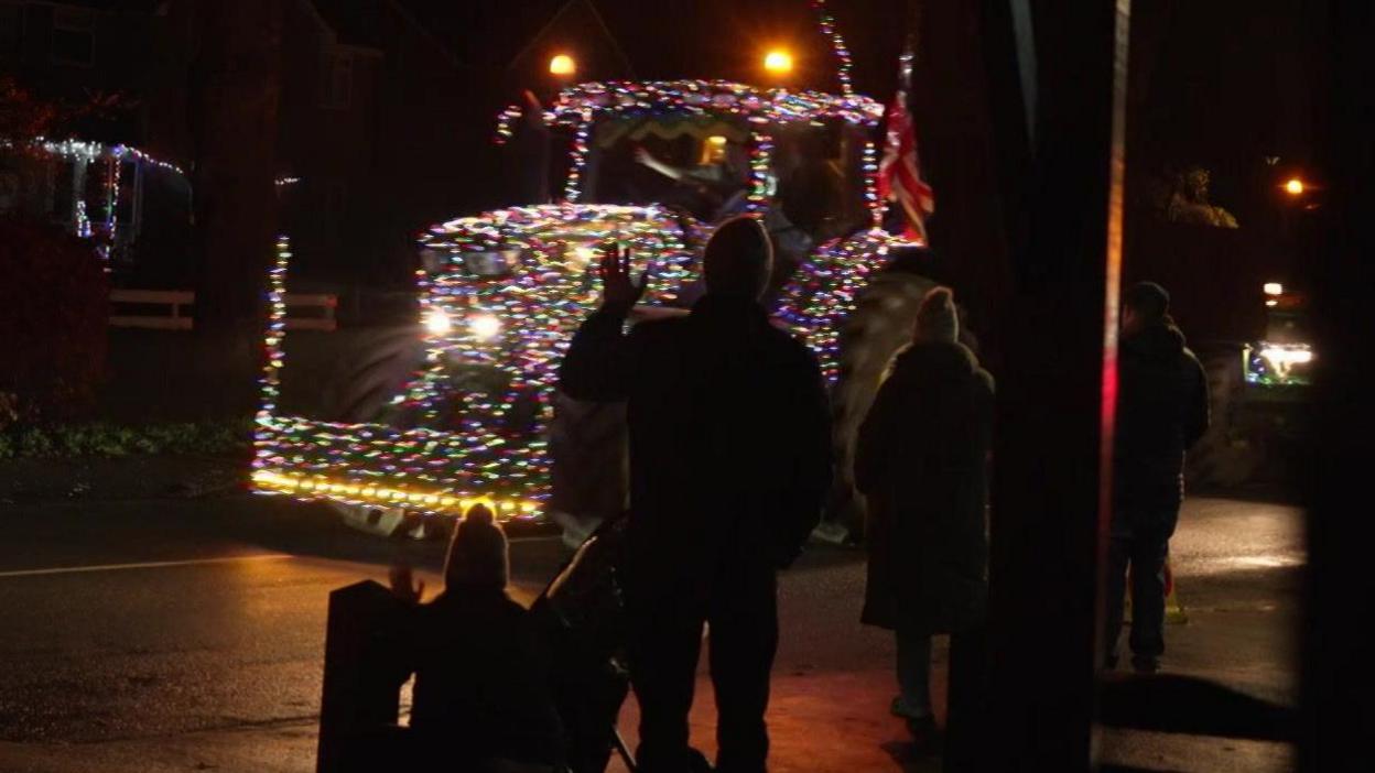 Christmas tractor convoy rolls through East Yorkshire villages - BBC News