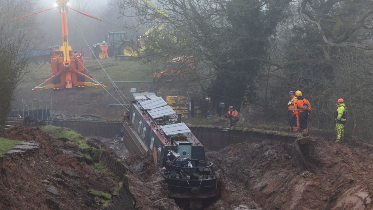 Major operation lifts boats stranded by canal collapse - BBC News