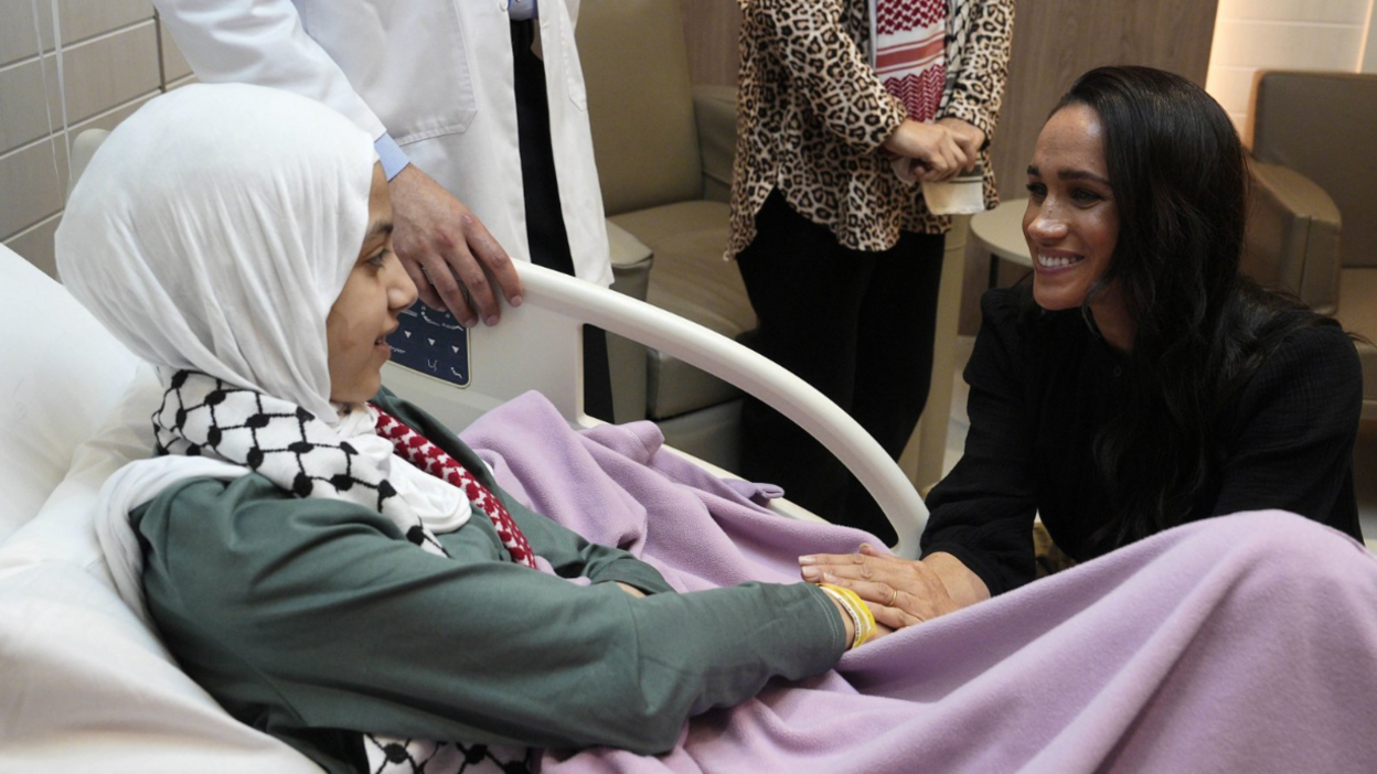 Harry and Meghan visit refugee camp as part of Middle East trip - BBC News