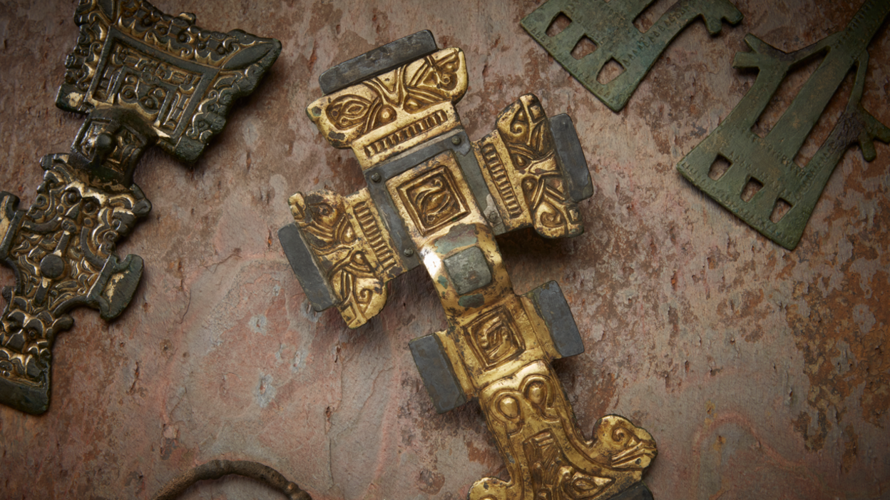 Nottingham exhibition shows artefacts from Anglo-Saxon cemetery - BBC News