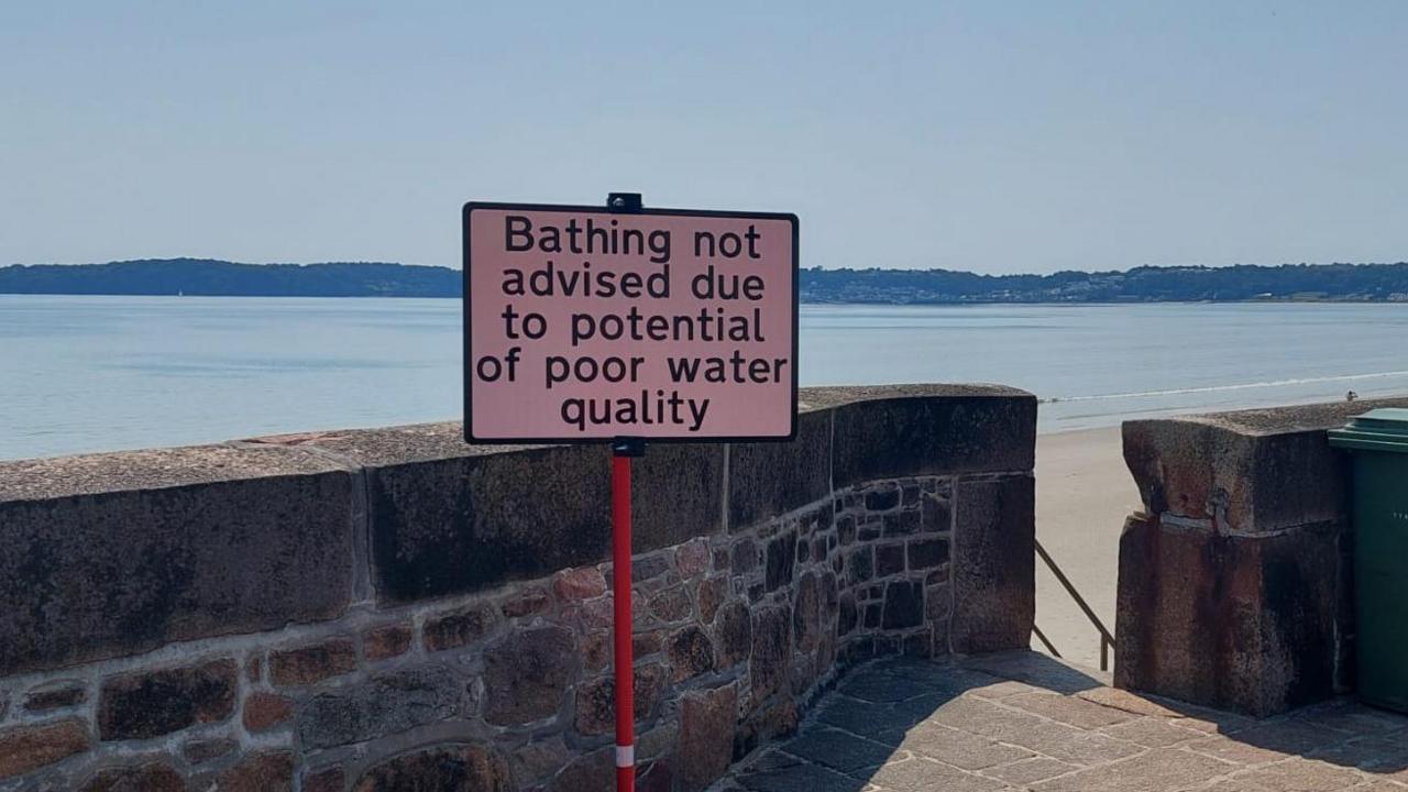 St Aubin's Bay water quality investigation to take place - BBC News