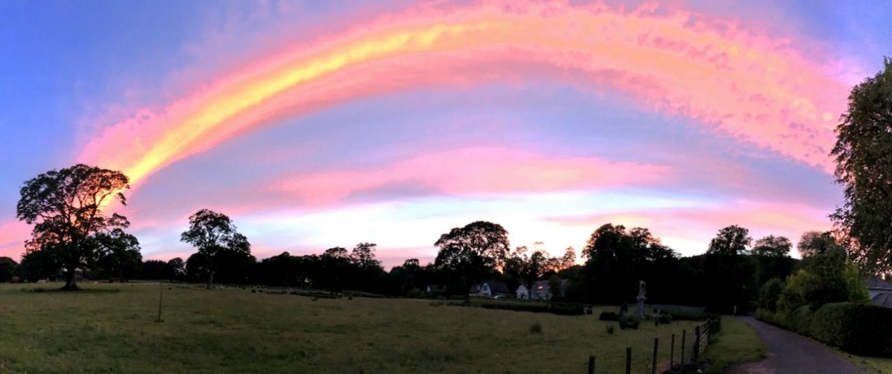 'Firebow' lights up the sky as Scotland sizzles - BBC News