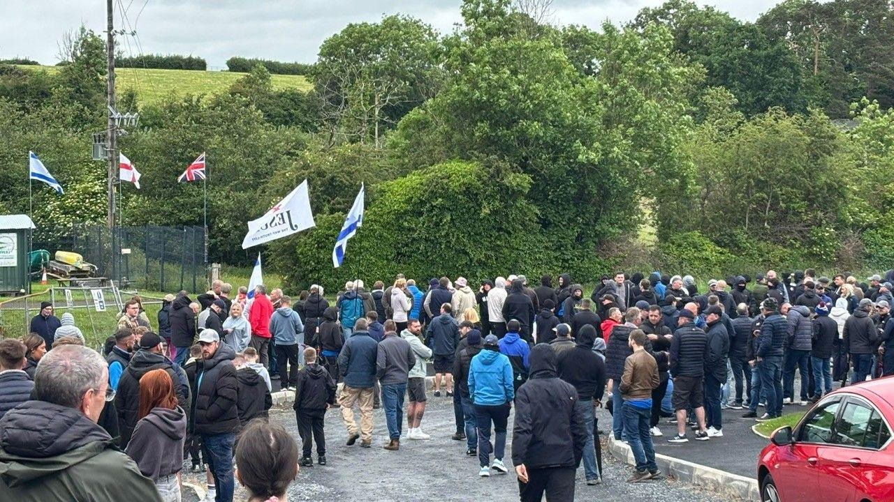 Scarva: Lockhart rejects criticism over attending protest - BBC News