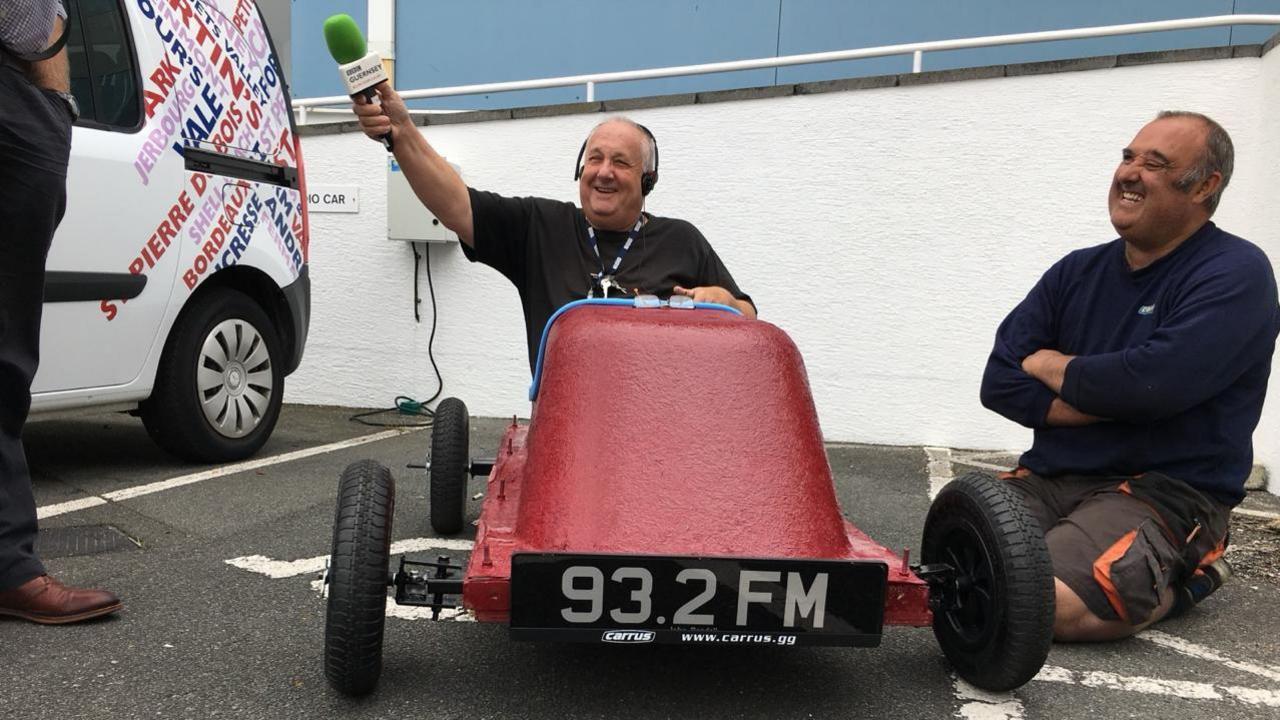 Tributes paid as BBC Radio Guernsey presenter John Randall dies - BBC News