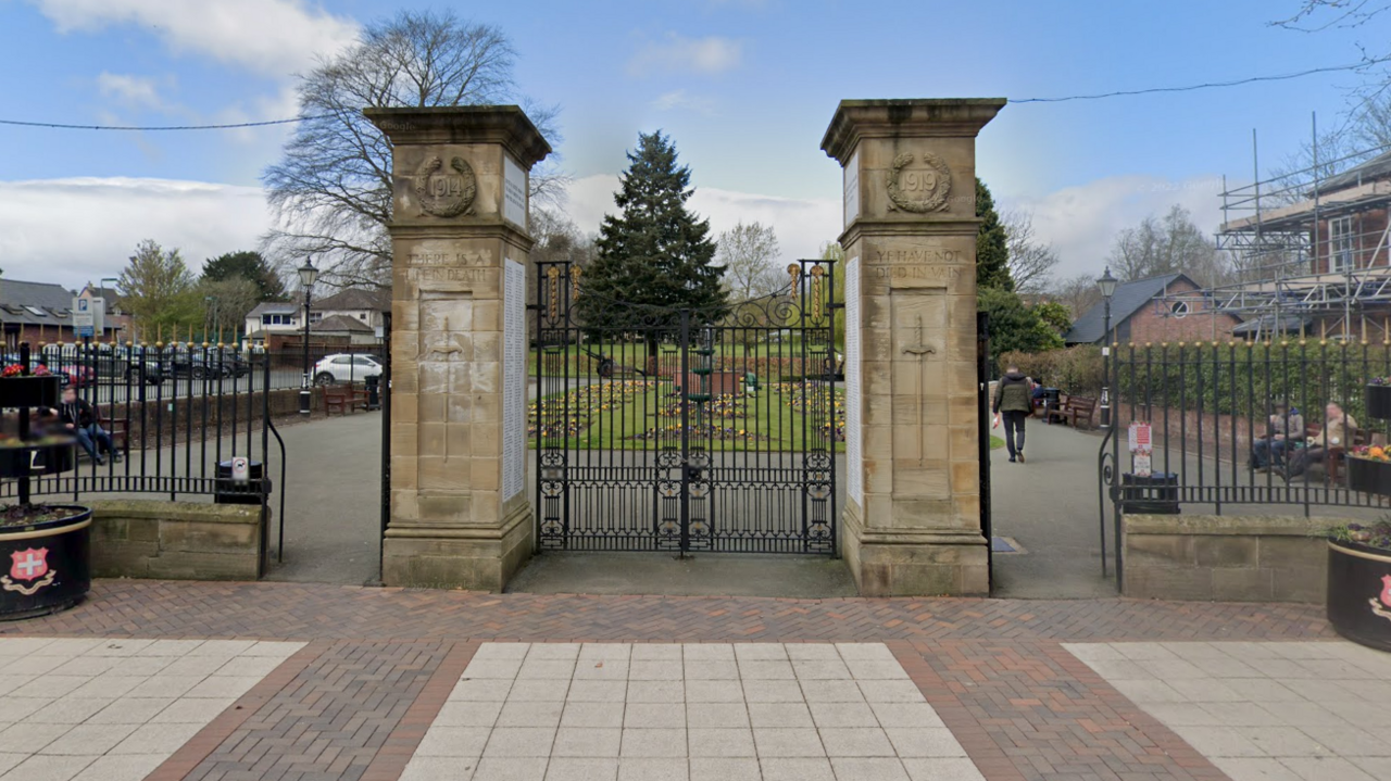 Oswestry splash park plan could get £500k - BBC News