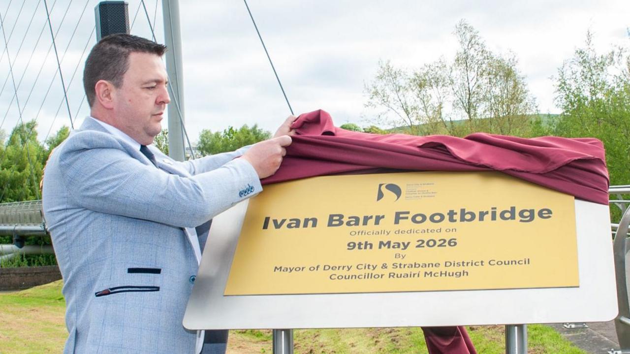 Strabane: Bridge officially named in honour of Ivan Barr - BBC News