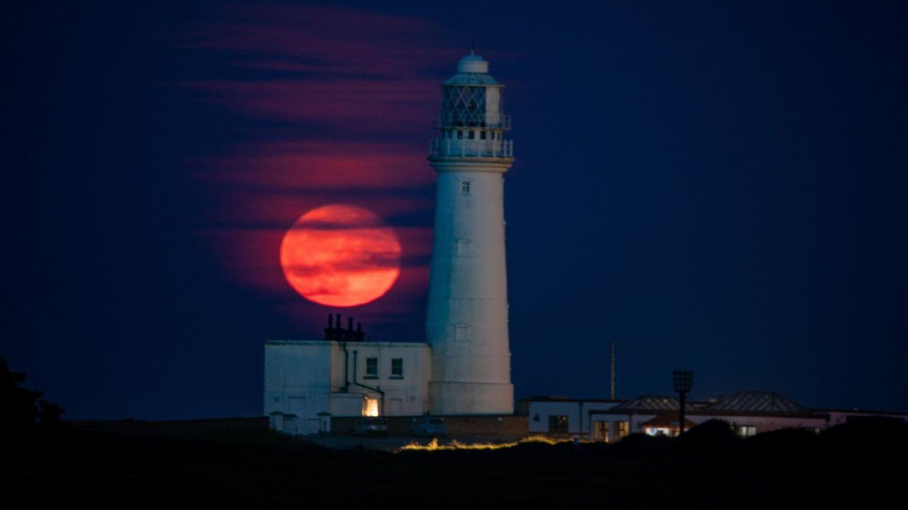 A star triangle, the full 'Strawberry' Moon and longest day - BBC Weather