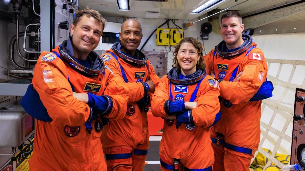 Artemis II: Nasa's mega Moon rocket arrives at launch pad - BBC News