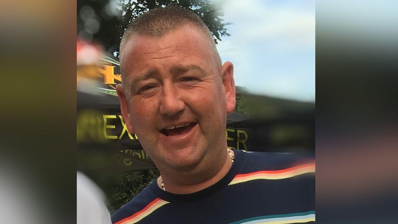 Teyrnged i ddyn, 43, fu farw mewn gwrthdrawiad yn Wrecsam - BBC Cymru Fyw
