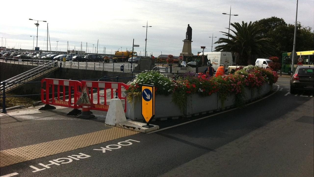 Guernsey courtesy crossing solution ‘not clear cut’ - BBC News