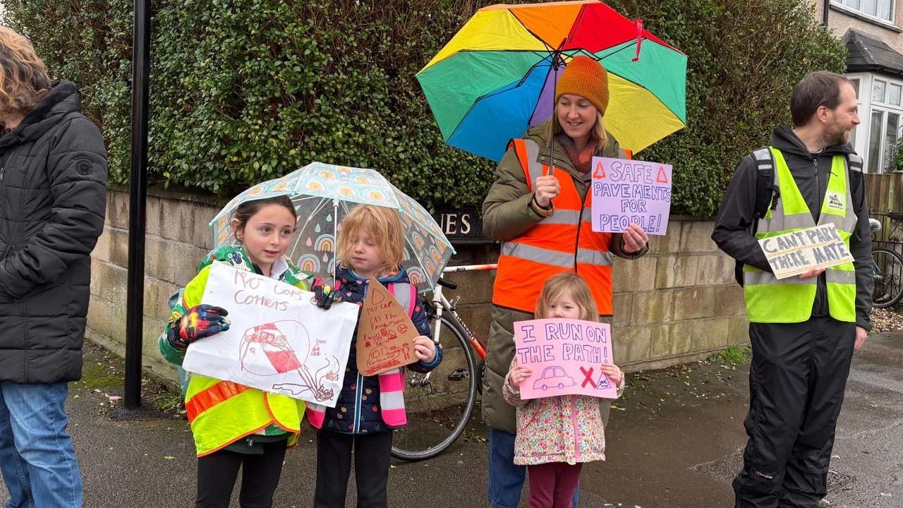 Oxford parents protest over safety fears outside school - BBC News