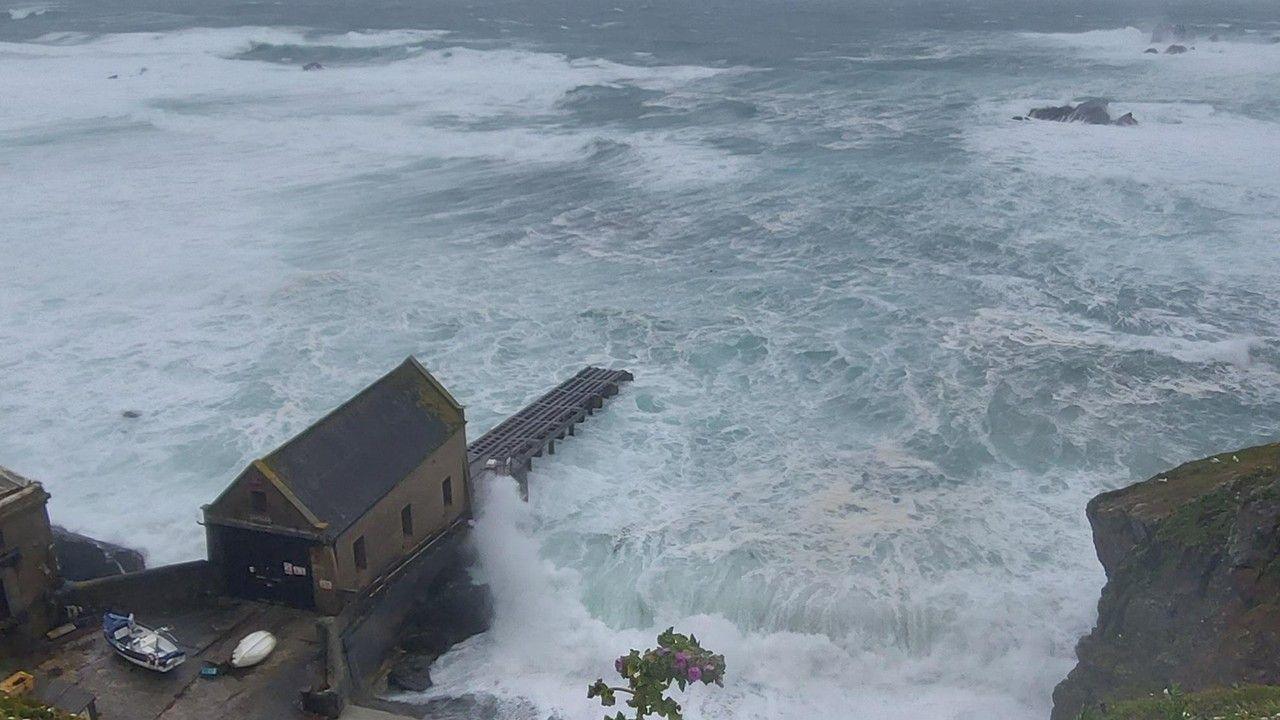 Strong winds warning for Cornwall and coastal Devon - BBC News