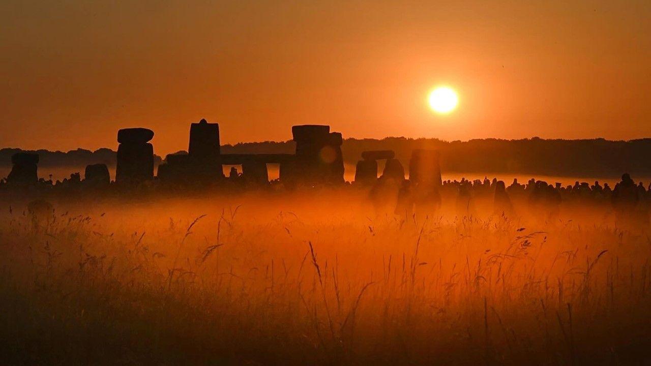 A star triangle, the full 'Strawberry' Moon and longest day - BBC Weather