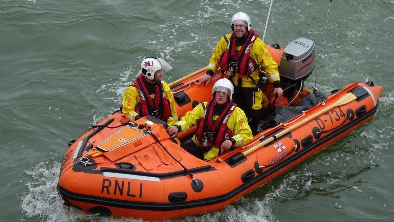 Cromer RNLI lifeboatman earns Long Service Award - BBC News