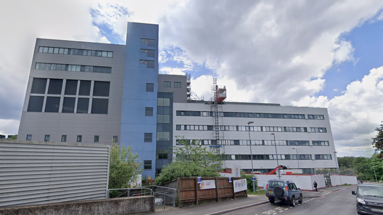 Eye surgeon warns of detached retina symptoms after his own op - BBC News