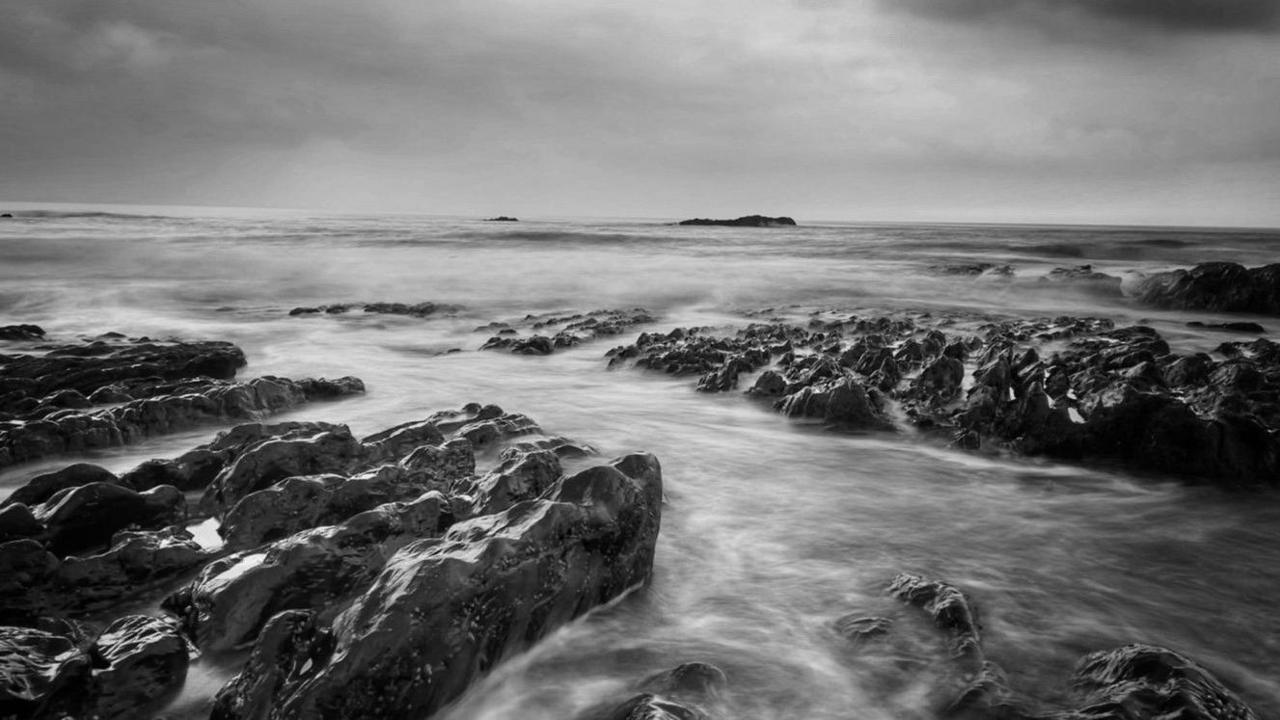 South West Coast Path storm photos win awards - BBC News