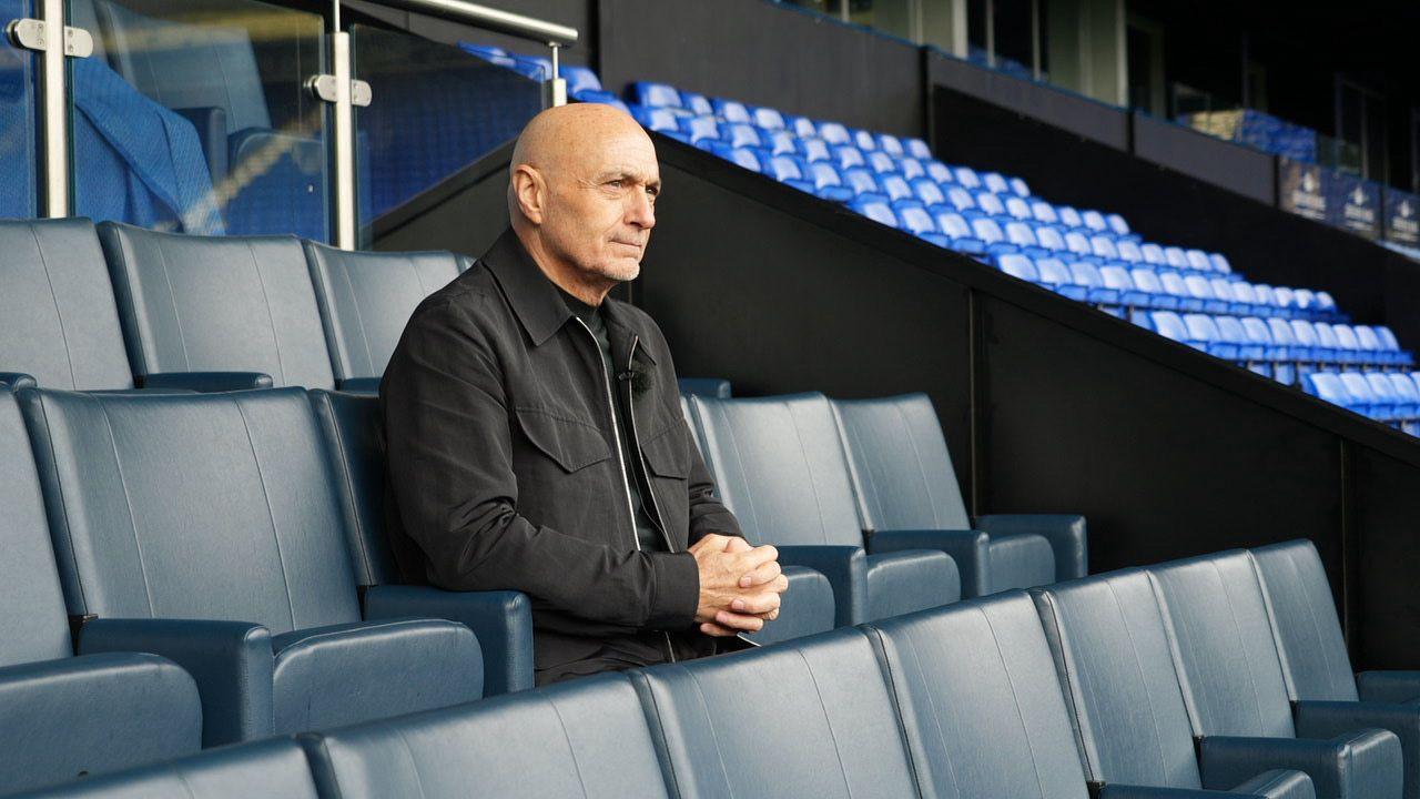 Ipswich Town's Simon Milton says men need to talk when unwell - BBC News