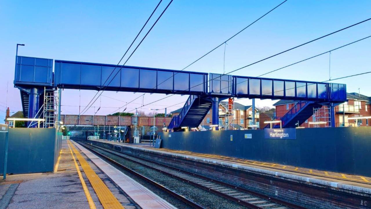 New footbridge installed at Harlington railway station - BBC News